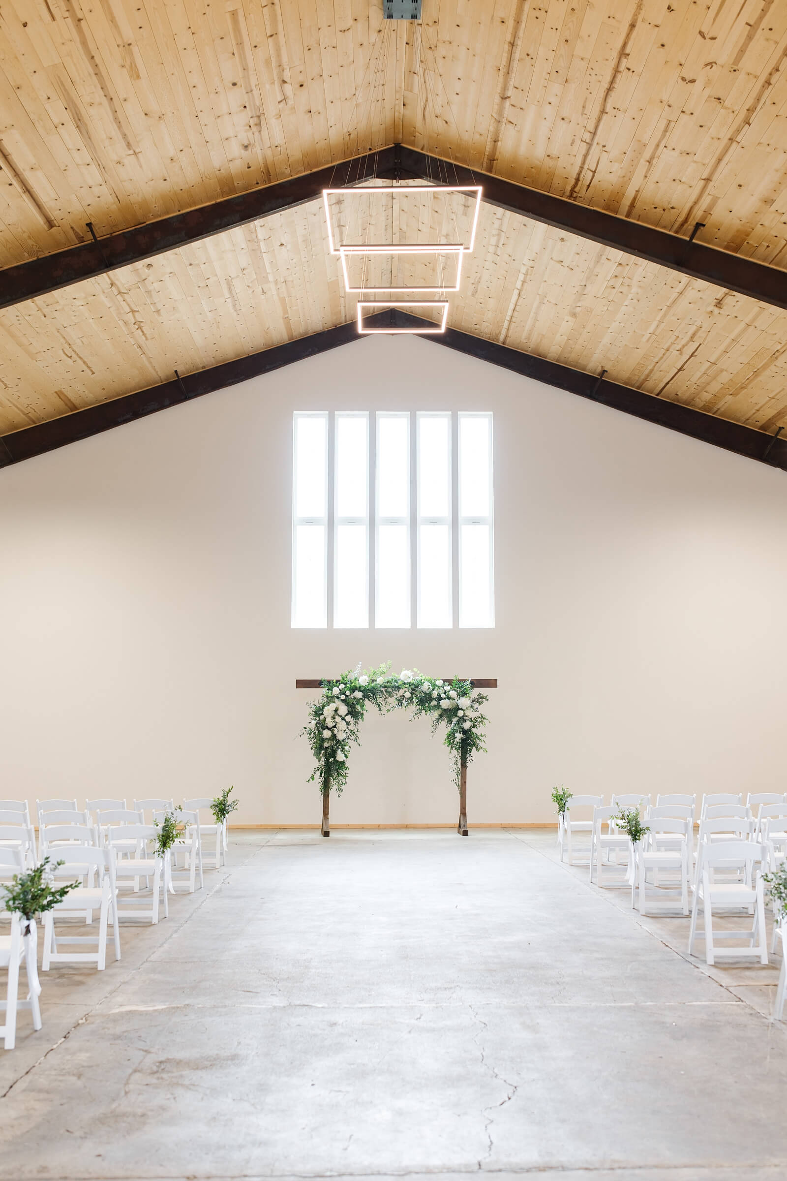 Early Summer Oregon Barn Wedding | Bryndle Photo